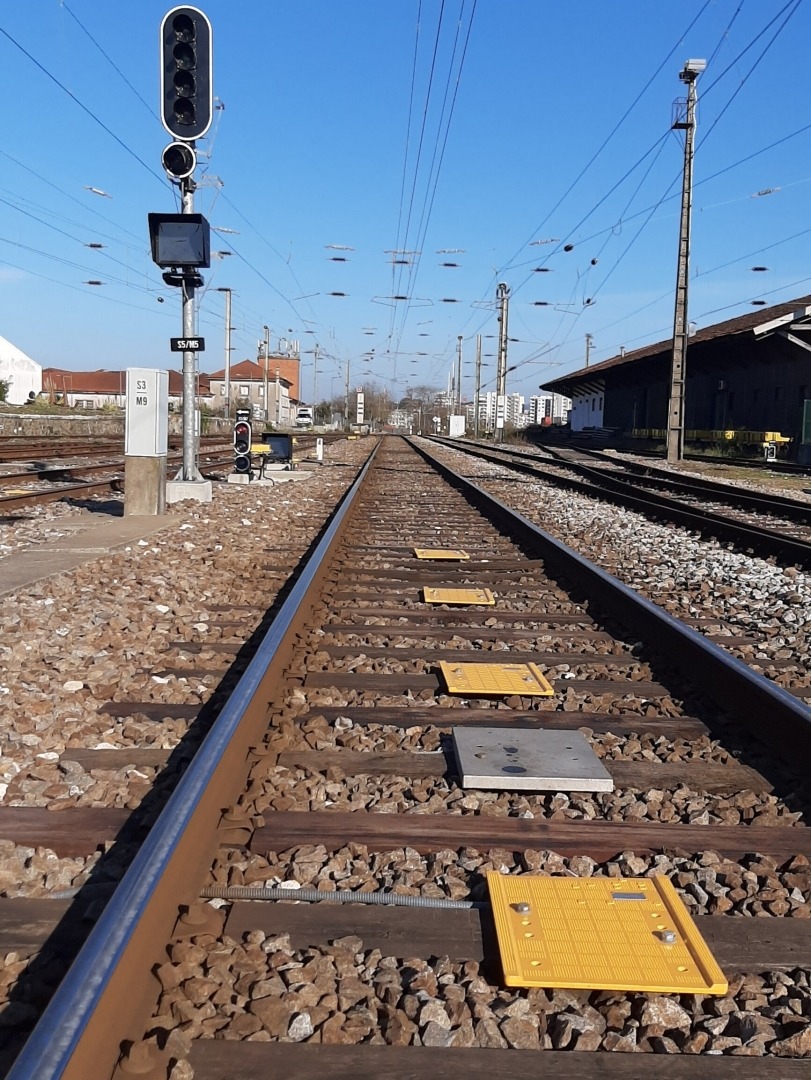 Assembly and installation - Signalling system in the Portuguese Railway ...